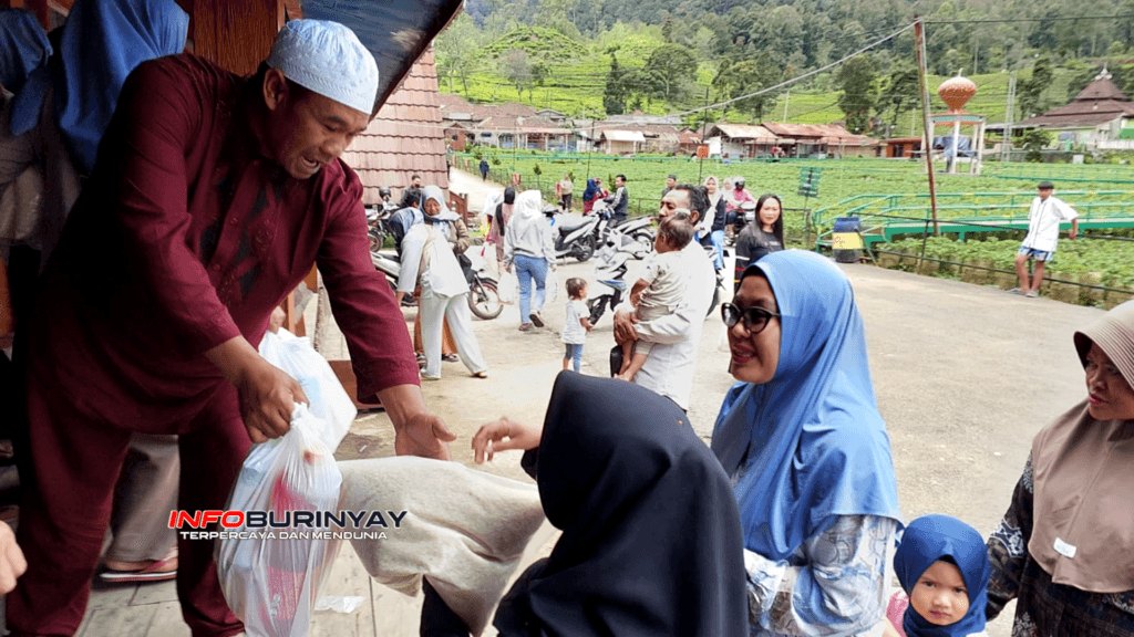 Owner Dusun Stroberi Berbagi 1.250 Paket Sembako untuk Anak Yatim dan Jompo