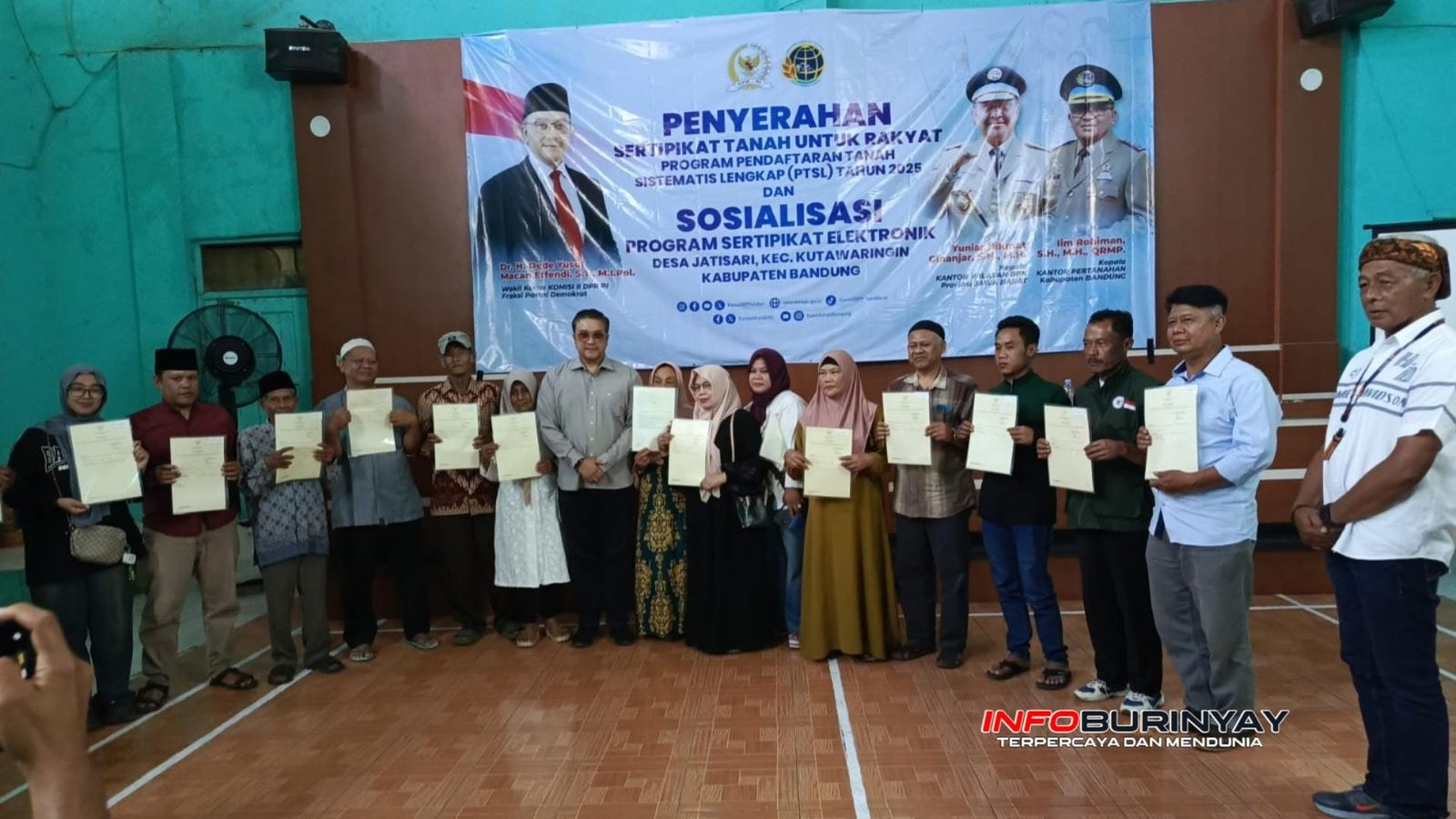 ATR/BPN Kabupaten Bandung Serahkan 112 Sertifikat Tanah Elektronik ...